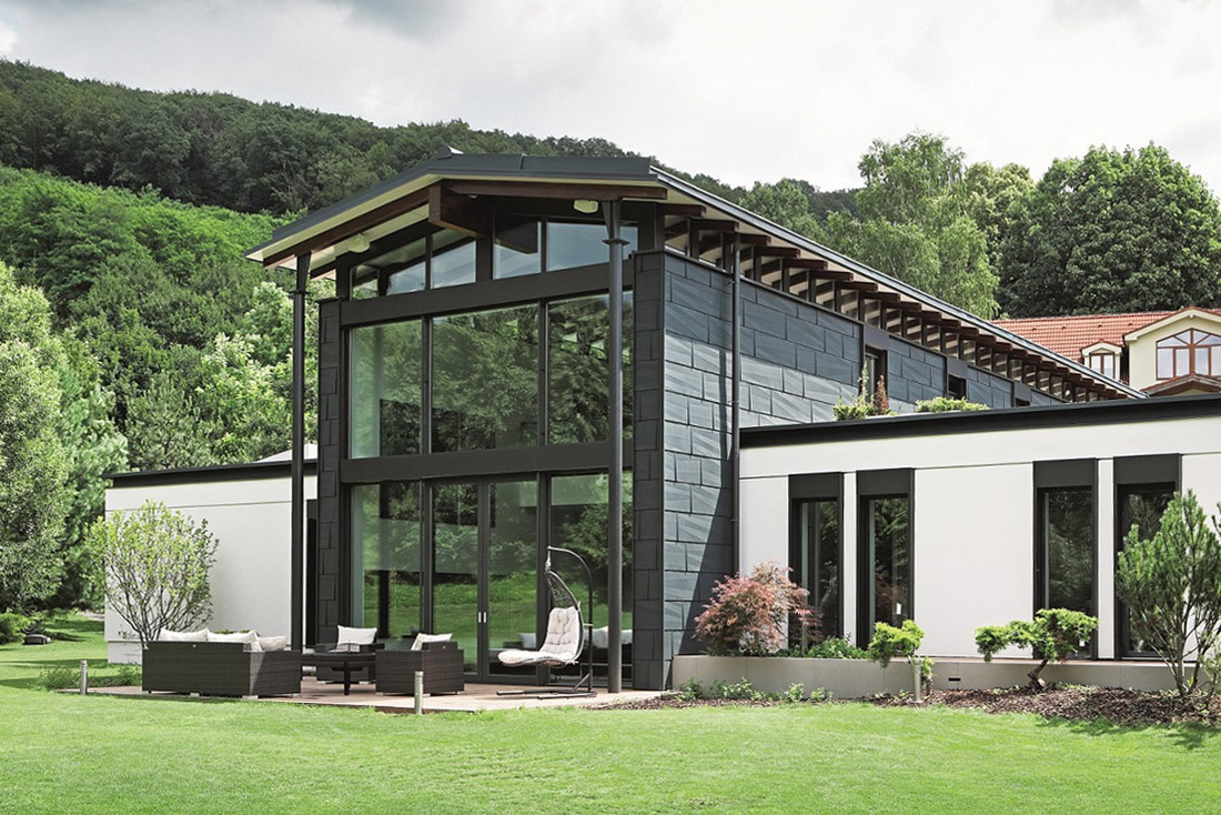 Fasádní panely PREFA FX.12 a fasádní desky REYNOBOND na rodinném domě v ...